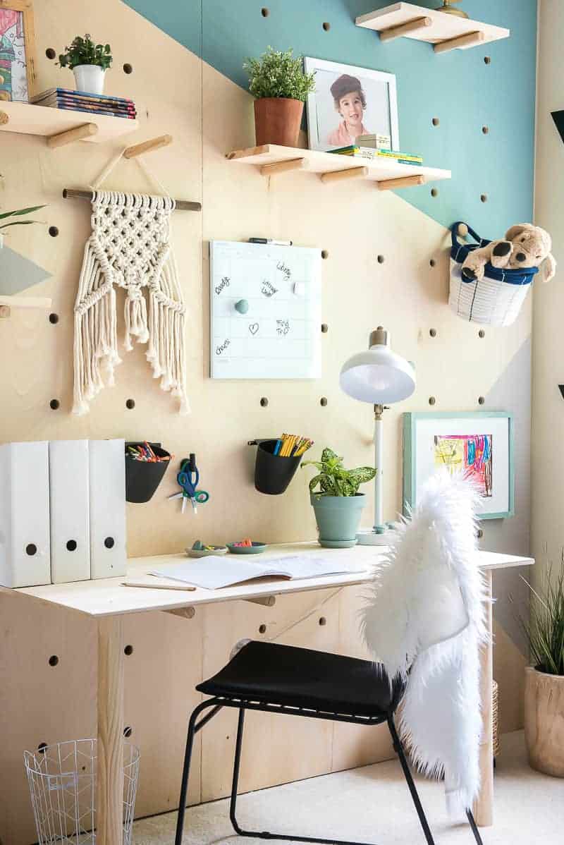 DIY PLYWOOD PEGBOARD WALL. SO COOL AND CHIC!